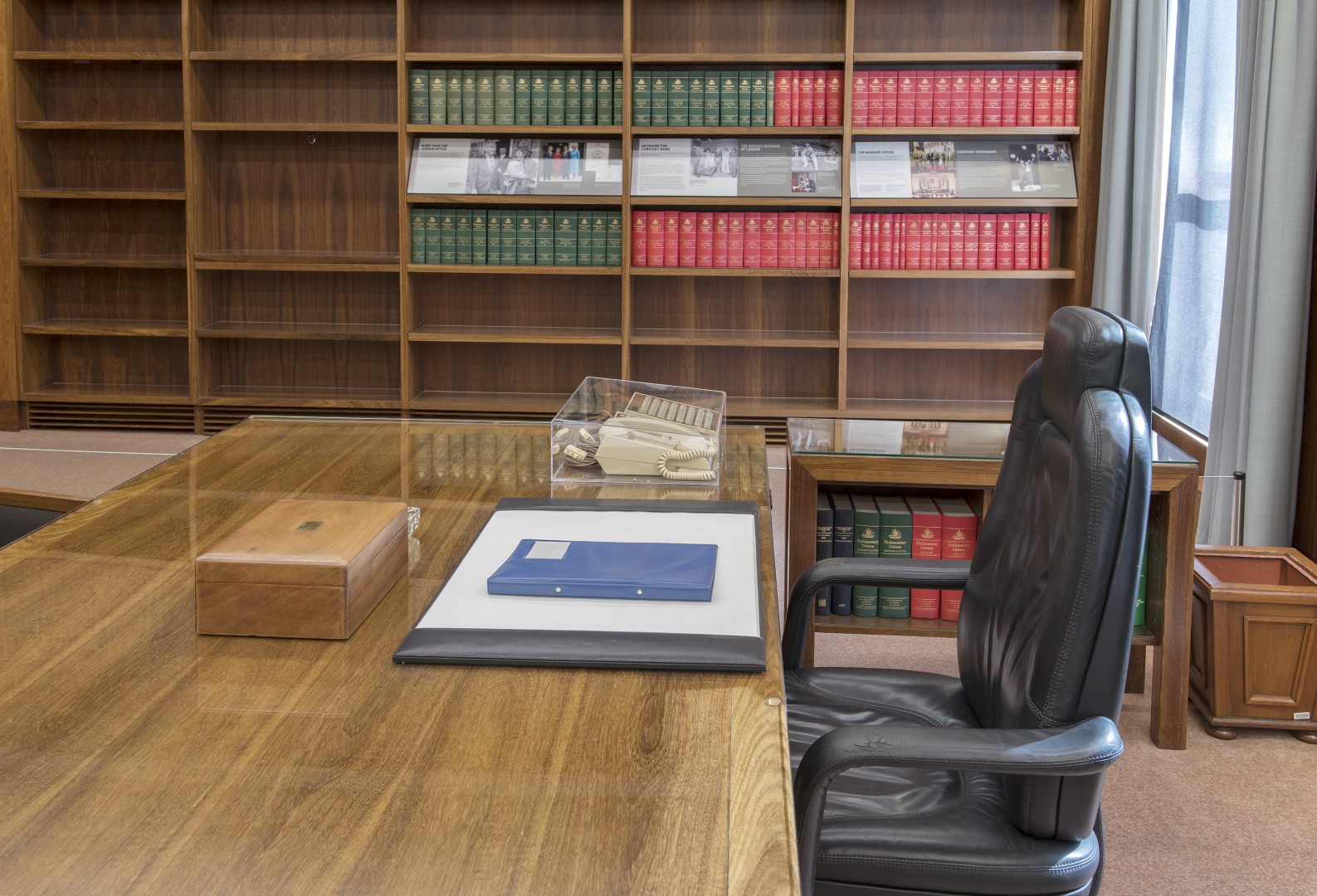 Prime minister's desk | Museum of Australian Democracy at Old ...